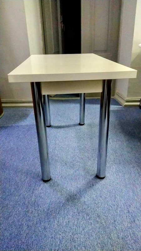 Небольшой кухонный стол