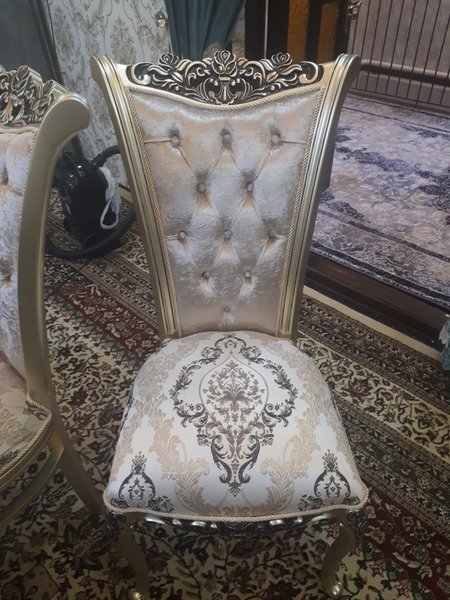 Стол стулья для гостиной