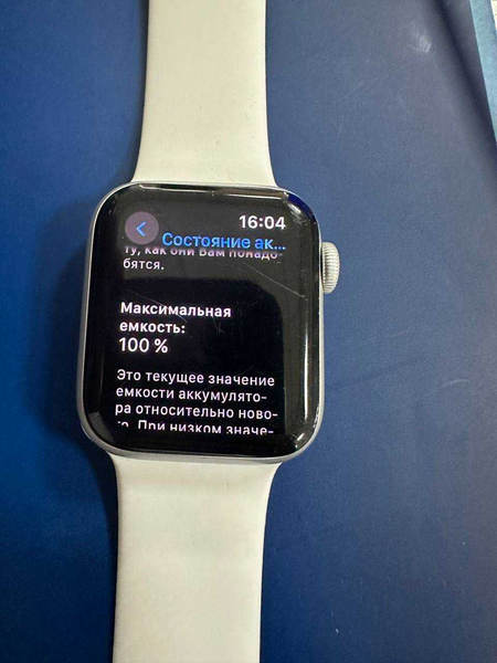 Apple watch 6 series 40mm Silver Aluminum Case white sport band