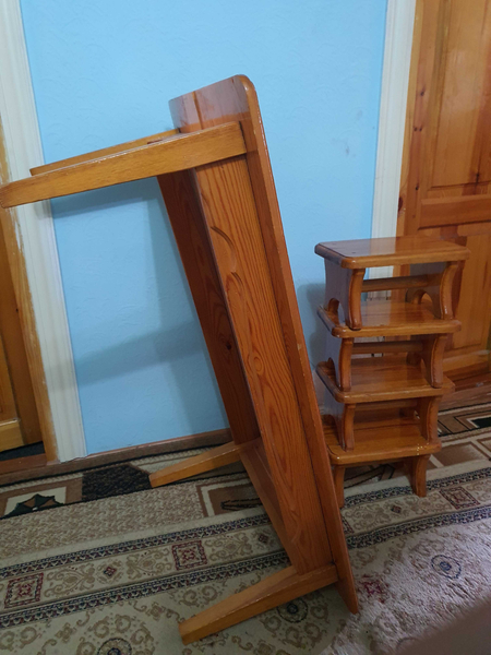 СРОЧНО продам стол в наборе с 4 стульчиками