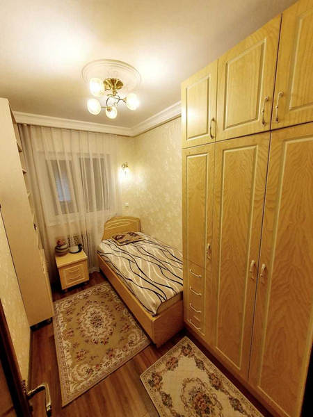 2 комнатная шикарная квартира 3 этаж  на Максима Горького метро.