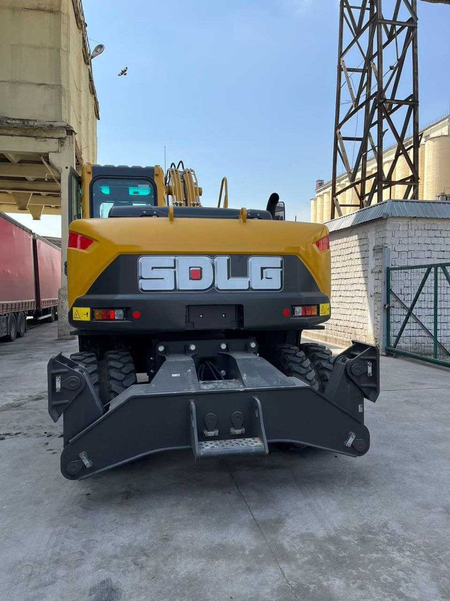 Колёсный экскаватор SDLG  E7150F в наличии