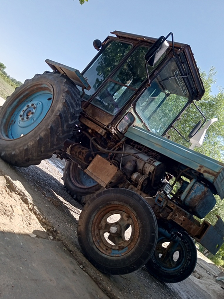 Traktor sotiladi