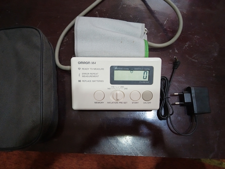 Tonometr Omron M4