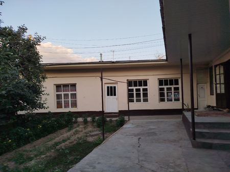 Uy hovli sotiladi. 5.5 sotix