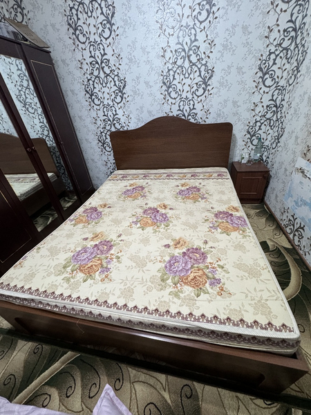 Продаётся кровать двухместный с тумбочками и пара одноместный кровать