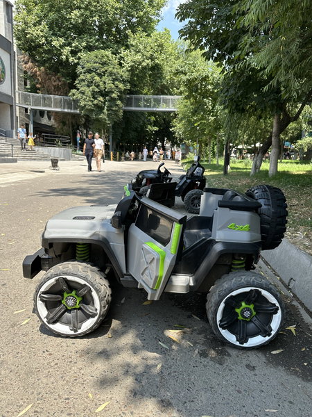Bolalar mashinasi Jeep