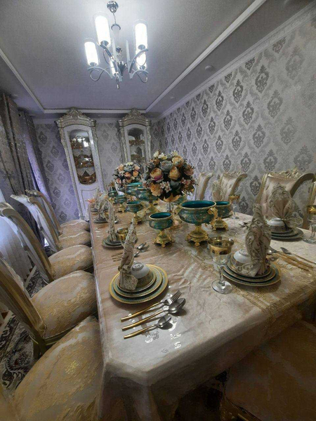 Мебель (стол и стулы) для гостиной