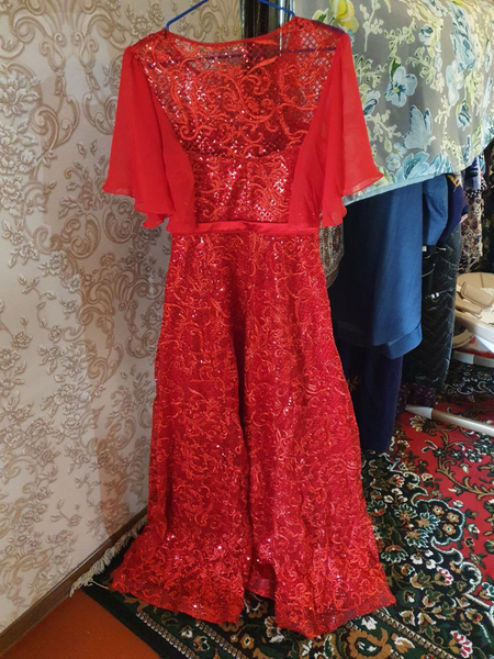 Qirmizi Oqshom libosi