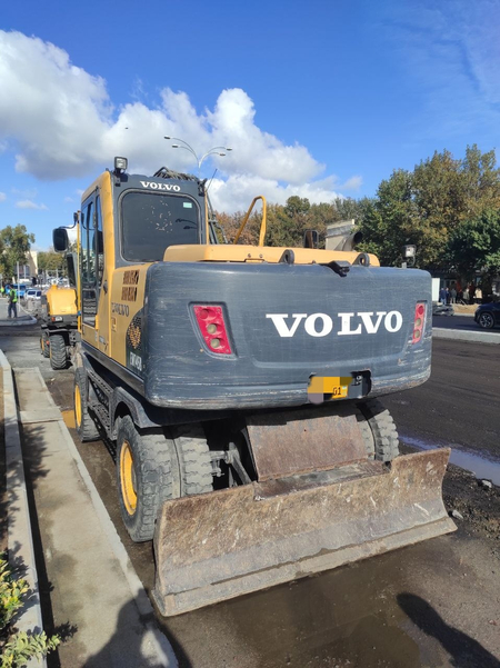 Volvo ekskavator sotiladi.