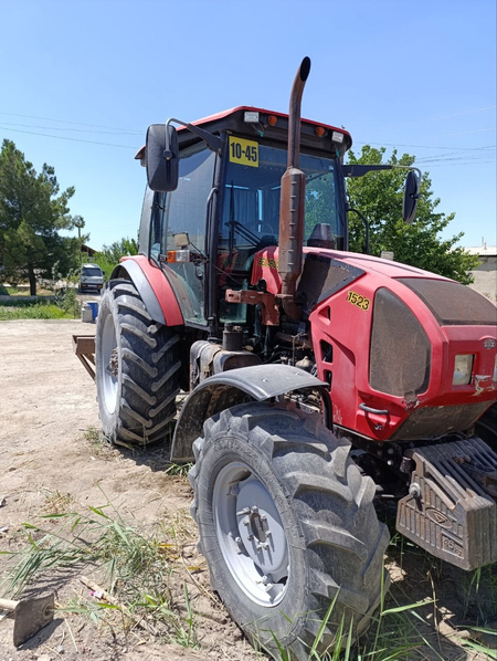 Belarus traktor sotiladi