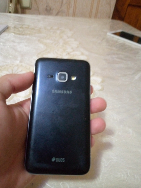 Galaxy J1 2016 .