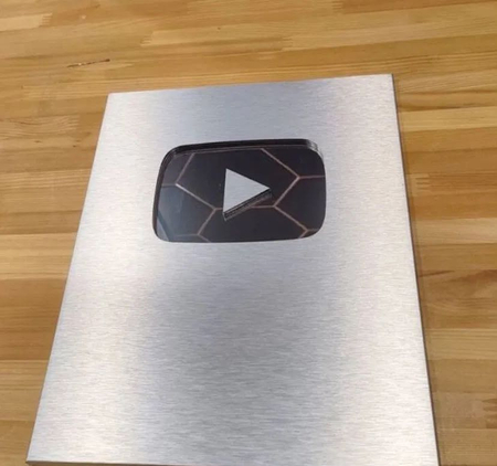 YouTube кнопка с гравировкой