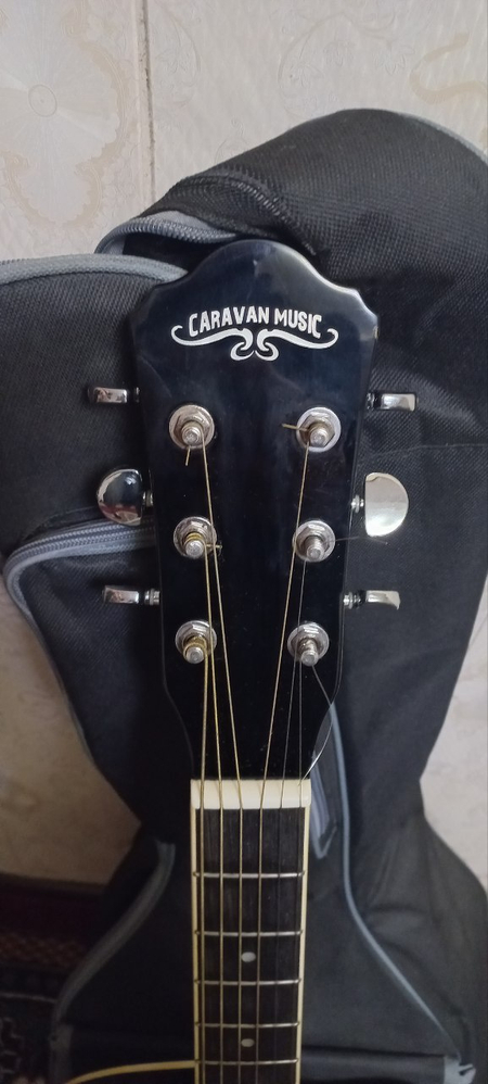 Akustik gitara sotiladi