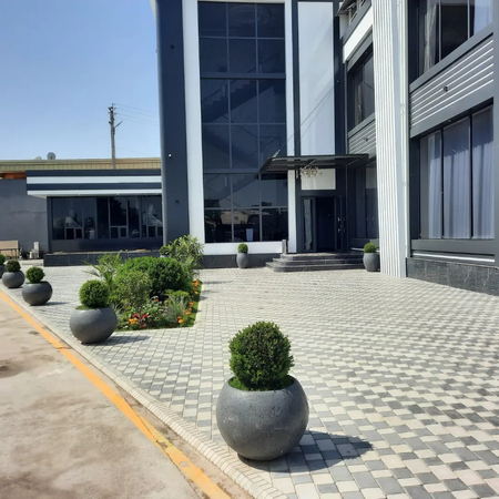 Betondan yasalgan gul tuvak
