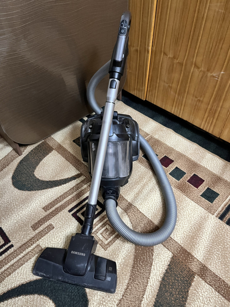 Контейнерный пылесос с технологией Cyclone Force 2100W Б/У.