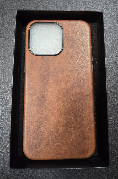 Продам кожаный чехол для  Iphone 15 pro max зеленого цвета