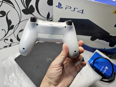 ПРОДАМ PlayStation 4 Slim 1TB + Mortal Kombat 11. Состояние ОТЛИЧНОЕ
