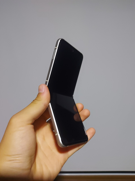 Samsung ZFlip 3 gold