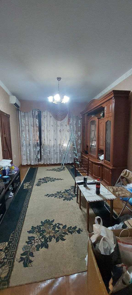 Продаю Чиланзар Ц квартал 3 комнатная 2 этаж Метро рядышком