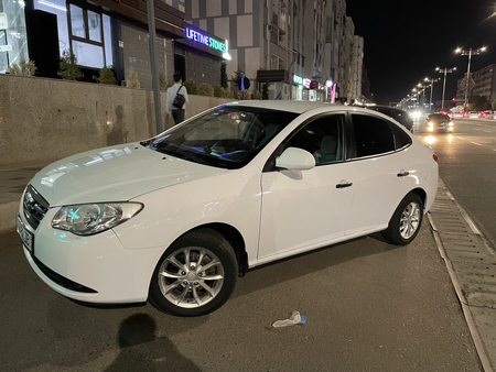 Hyundai elantra sotiladi