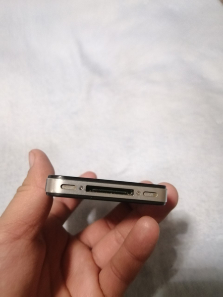 IPhone 4s 32gb sotiladi