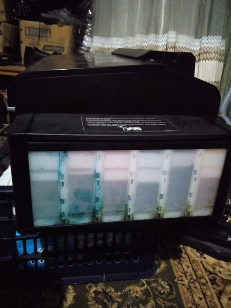 Epson rangli printer sotiladi. Sifatli printer. Holati soz.