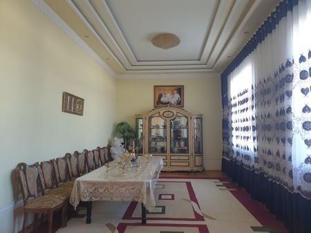 Uchastka 8 xonali uy 5sutikdan kuproq 3 ta spalni 3 ta hamom tualet