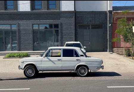 Vaz 2103 sotiladi