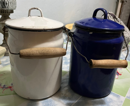 продаются два эмалированных бидона СССР