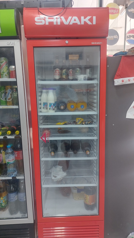 Vitrina sotiladi yangi hali kòp ishlamagan