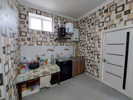 Продаю 2 ком квартира на 2 этаже 3 этажного дома. Метро Дустлик.