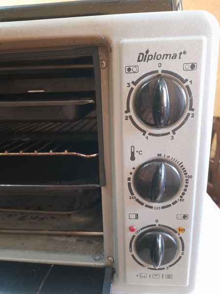 Продаю электроплиту с духовкой diplomat