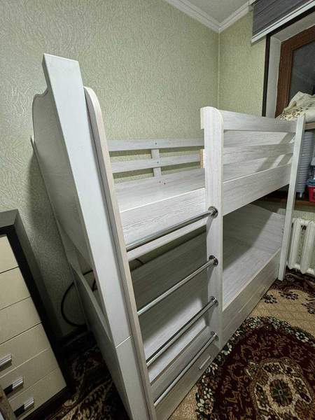 Двух этажный кроват