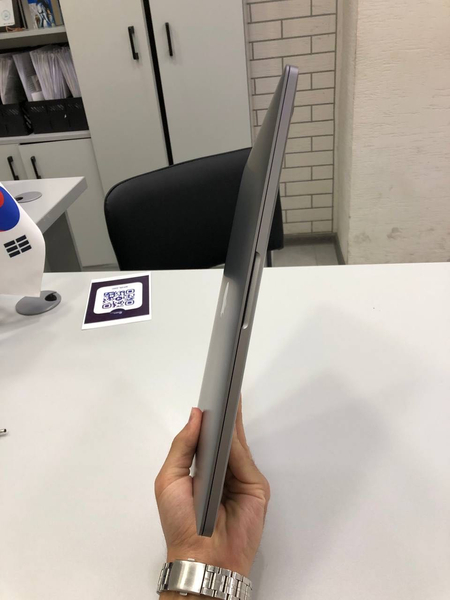 Macbook pro 2017/2016 13inch Retina 16/1tb Touch Bar