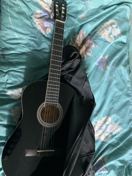 Gitara sotiladi.