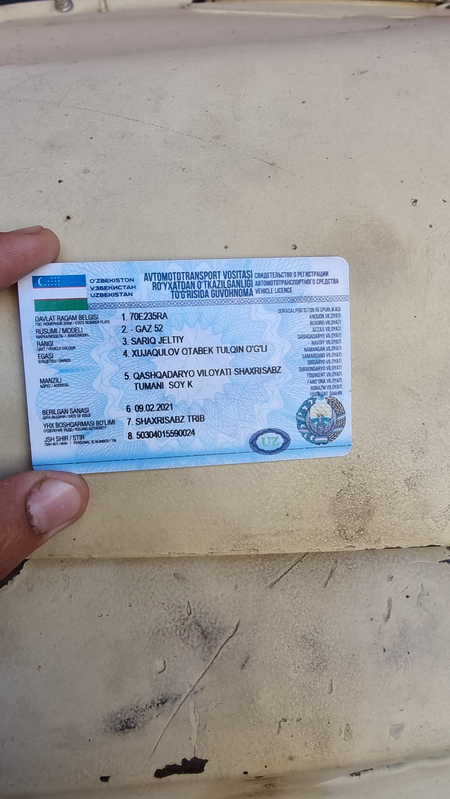 Gaz 52  yurib turibdi