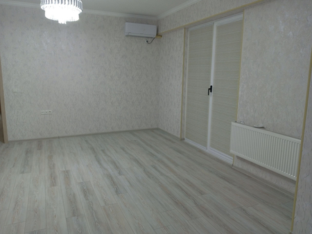 Yangi qurilgan Uy, hech kim yashamagan, maklersiz, mo\\\'ljal Piramit