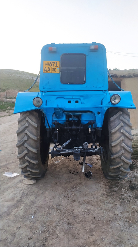 Traktor sotiladi