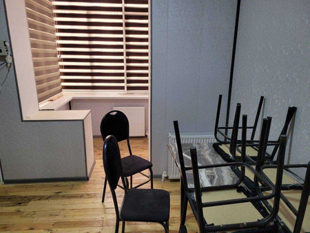 2 xonali 2 etajda joylashgan jixozlangan kvartira ijaraga beriladi
