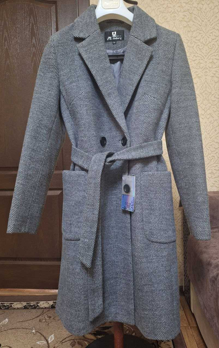 Продается новое женское пальто