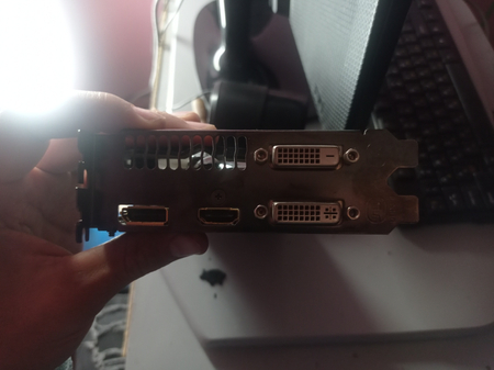 R9 380 video karta igravoy