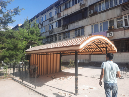 Baner setka tent naves ustanovka