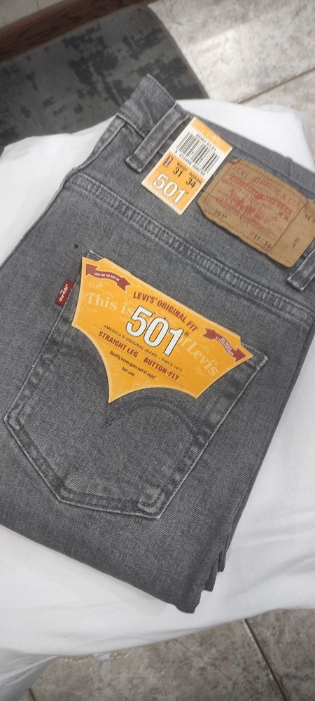 Джинсы LEVI\\\'S лецинзионные.