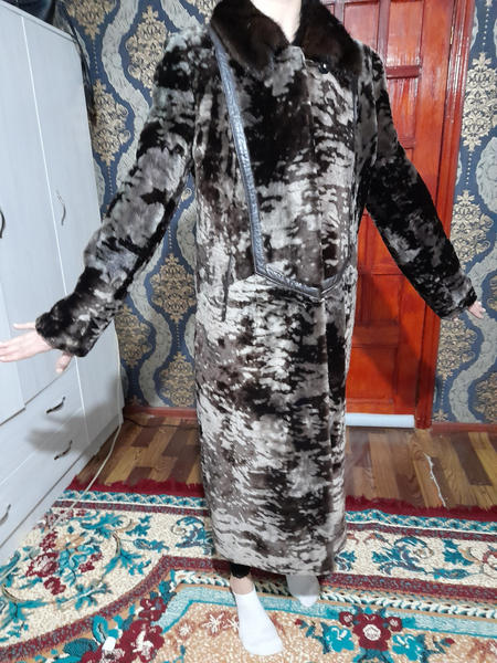 Пальто из мутона, отделанное норкой
