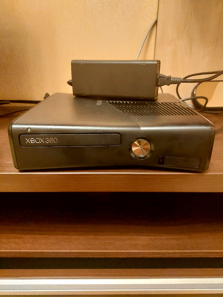 Продаётся игровая консоль xbox 360