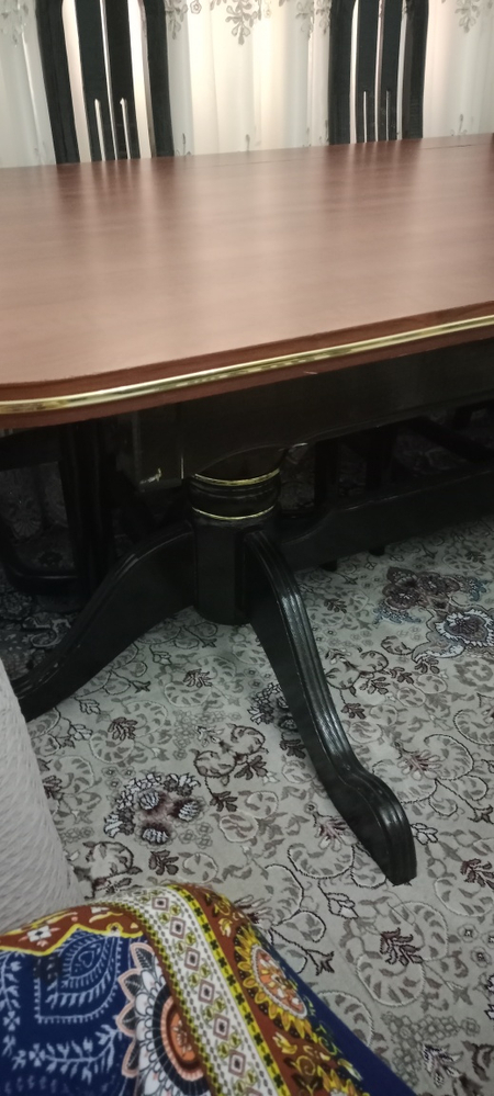 Стол и стулья для гостинной