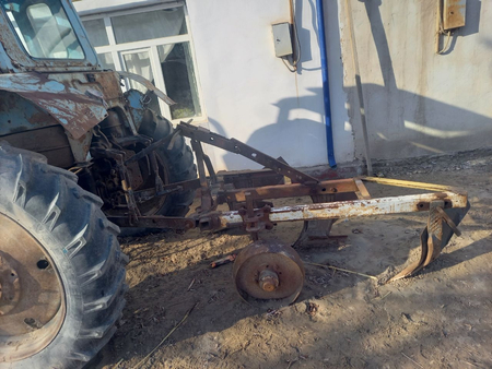 Traktor satiladi