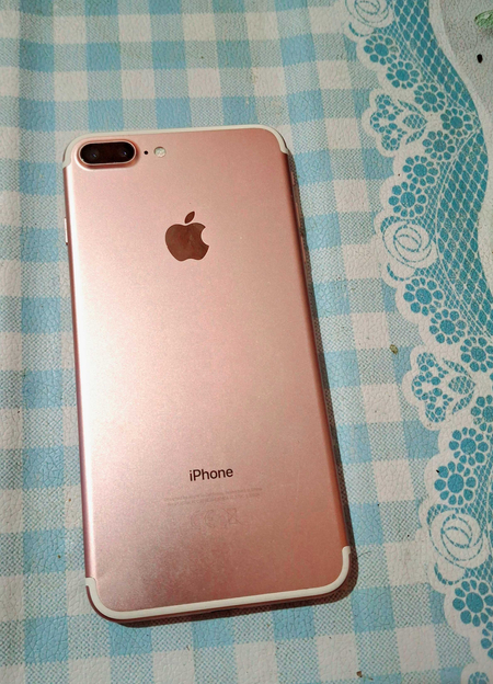 Iphone 7 plus. Qirilmagan va chiroyli tutilgan