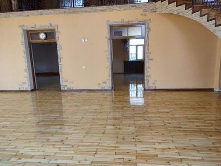 Laminant pol Shilifofka qilish plintus lakirofka restavratsiya